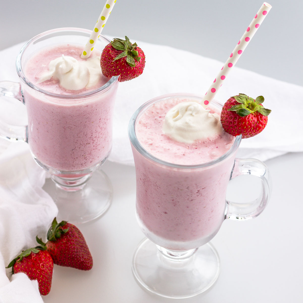 Easy Keto Strawberry Smoothie - Beauty and the Foodie